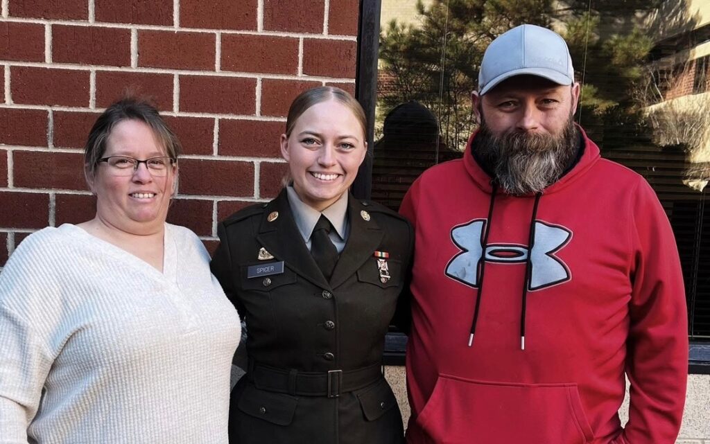 Soldier Surprise! Army paratrooper Maddie Spicer shocks family before ...